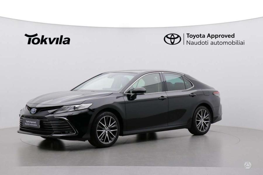 Black Toyota Camry 2022 in Vilnius, with an engine capacity of 2.49 L and mileage of 113 thousand km for 27900 €, photo 1 on AUTOMOTO.COM.LV