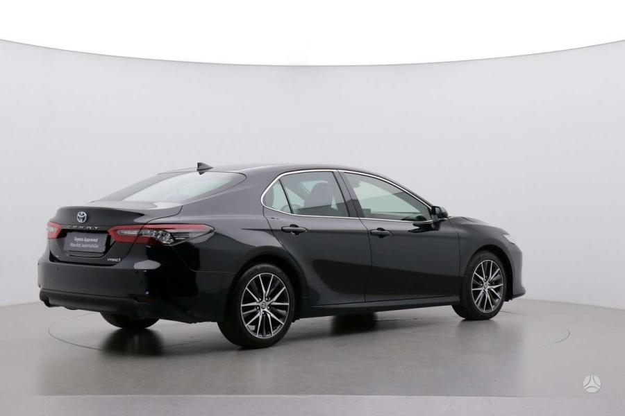 Black Toyota Camry 2022 in Vilnius, with an engine capacity of 2.49 L and mileage of 113 thousand km for 27900 €, photo 4 on AUTOMOTO.COM.LV