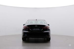 Black Toyota Camry 2022 in Vilnius, with an engine capacity of 2.49 L and mileage of 113 thousand km for 27900 €, photo 6 on AUTOMOTO.COM.LV