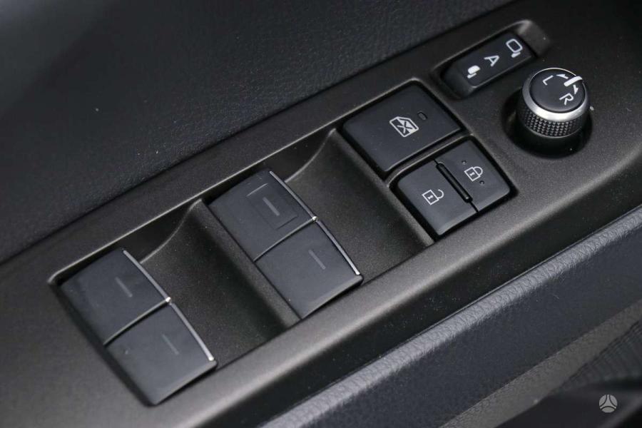 Black Toyota Camry 2022 in Vilnius, with an engine capacity of 2.49 L and mileage of 113 thousand km for 27900 €, photo 24 on AUTOMOTO.COM.LV