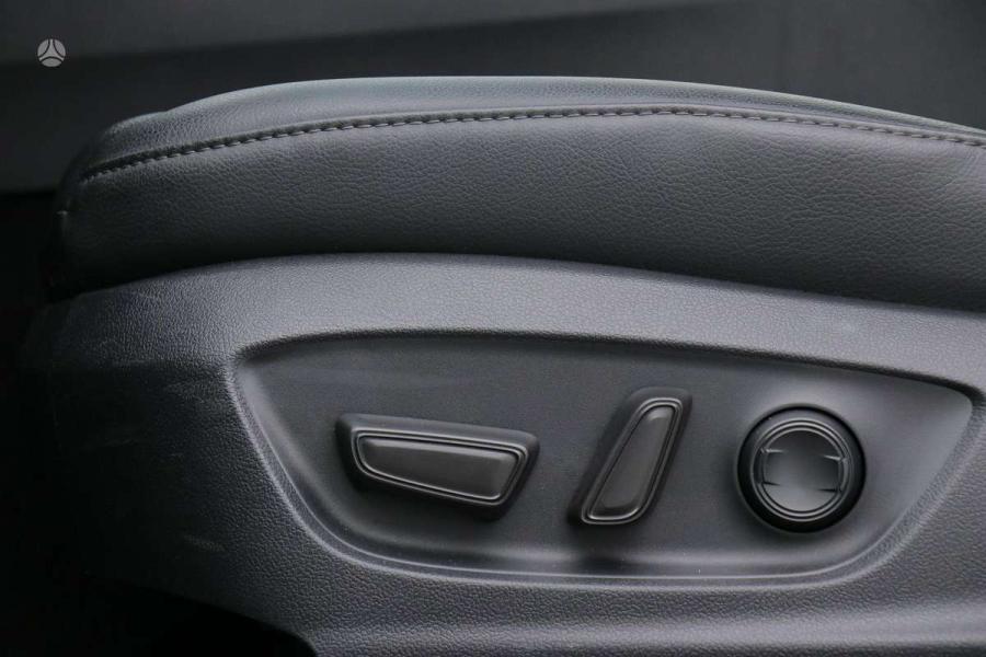 Black Toyota Camry 2022 in Vilnius, with an engine capacity of 2.49 L and mileage of 113 thousand km for 27900 €, photo 26 on AUTOMOTO.COM.LV