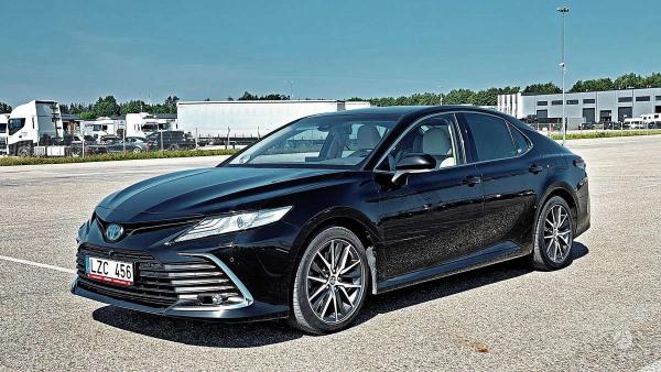 Melns Toyota Camry 2023 Viļņa, ar dzinēja tilpumu 2.50 L un nobraukumu 63 tūkst. km par 32500 €, foto 1 vietnē AUTOMOTO.COM.LV