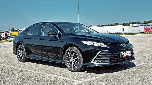 Melns Toyota Camry 2023 Viļņa, ar dzinēja tilpumu 2.50 L un nobraukumu 63 tūkst. km par 32500 €, foto 2 vietnē AUTOMOTO.COM.LV