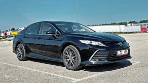 Black Toyota Camry 2023 in Vilnius, with an engine capacity of 2.50 L and mileage of 63 thousand km for 32500 €, photo 3 on AUTOMOTO.COM.LV