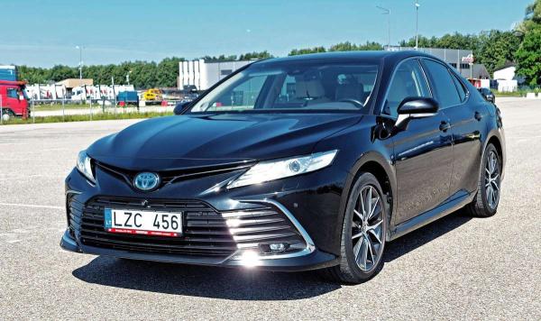 Melns Toyota Camry 2023 Viļņa, ar dzinēja tilpumu 2.50 L un nobraukumu 63 tūkst. km par 32500 €, foto 3 vietnē AUTOMOTO.COM.LV