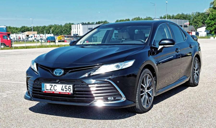 Black Toyota Camry 2023 in Vilnius, with an engine capacity of 2.50 L and mileage of 63 thousand km for 32500 €, photo 4 on AUTOMOTO.COM.LV