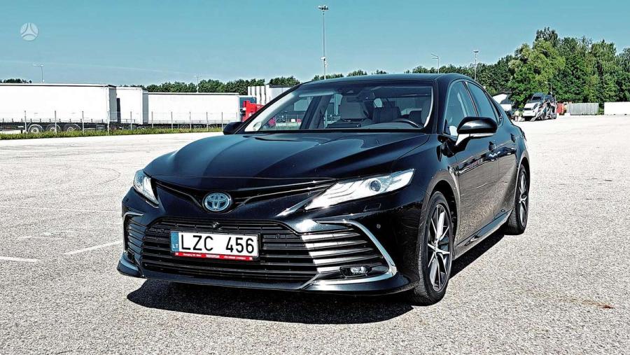 Black Toyota Camry 2023 in Vilnius, with an engine capacity of 2.50 L and mileage of 63 thousand km for 32500 €, photo 6 on AUTOMOTO.COM.LV