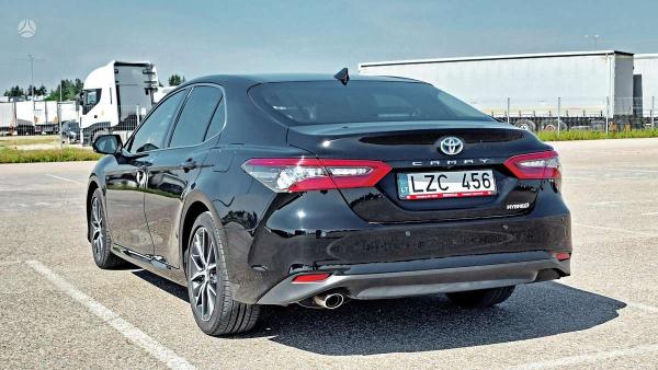 Melns Toyota Camry 2023 Viļņa, ar dzinēja tilpumu 2.50 L un nobraukumu 63 tūkst. km par 32500 €, foto 6 vietnē AUTOMOTO.COM.LV