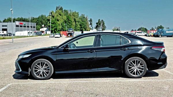 Melns Toyota Camry 2023 Viļņa, ar dzinēja tilpumu 2.50 L un nobraukumu 63 tūkst. km par 32500 €, foto 10 vietnē AUTOMOTO.COM.LV