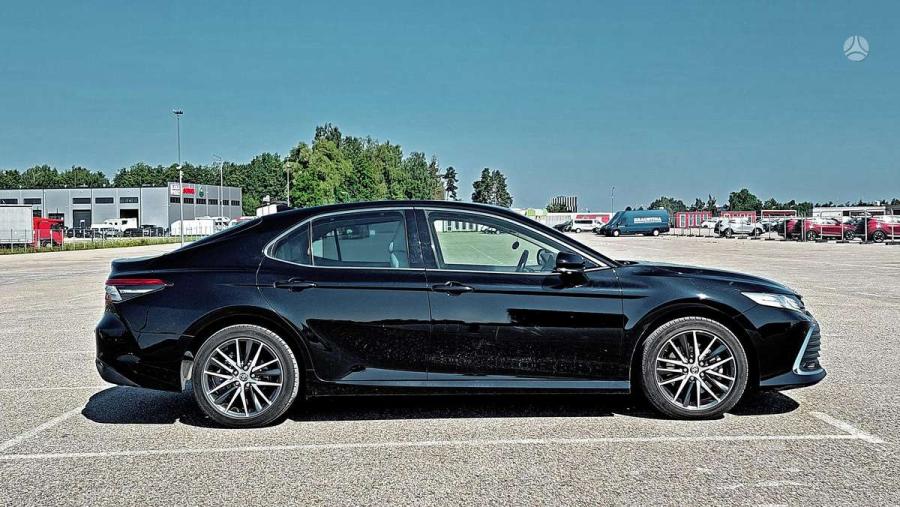 Black Toyota Camry 2023 in Vilnius, with an engine capacity of 2.50 L and mileage of 63 thousand km for 32500 €, photo 12 on AUTOMOTO.COM.LV