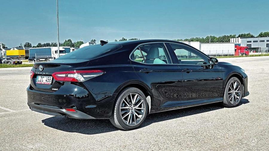 Black Toyota Camry 2023 in Vilnius, with an engine capacity of 2.50 L and mileage of 63 thousand km for 32500 €, photo 14 on AUTOMOTO.COM.LV