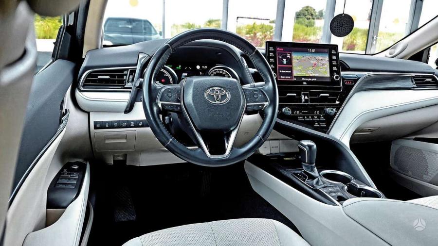 Black Toyota Camry 2023 in Vilnius, with an engine capacity of 2.50 L and mileage of 63 thousand km for 32500 €, photo 16 on AUTOMOTO.COM.LV