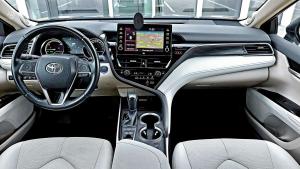 Black Toyota Camry 2023 in Vilnius, with an engine capacity of 2.50 L and mileage of 63 thousand km for 32500 €, photo 17 on AUTOMOTO.COM.LV