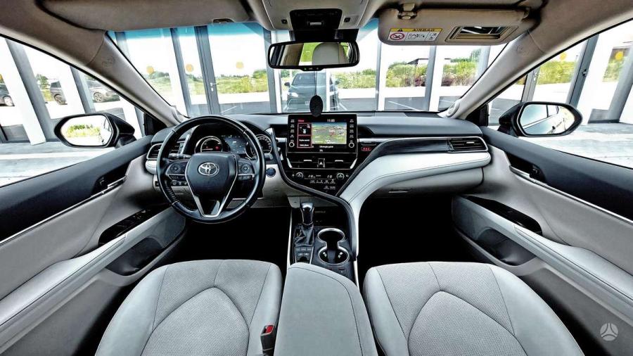 Black Toyota Camry 2023 in Vilnius, with an engine capacity of 2.50 L and mileage of 63 thousand km for 32500 €, photo 18 on AUTOMOTO.COM.LV