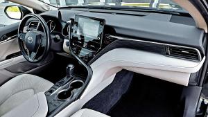 Black Toyota Camry 2023 in Vilnius, with an engine capacity of 2.50 L and mileage of 63 thousand km for 32500 €, photo 20 on AUTOMOTO.COM.LV