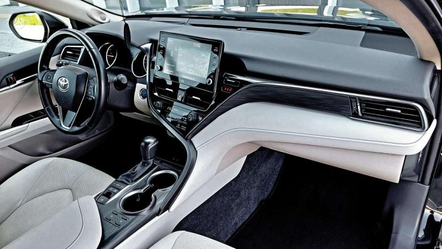 Black Toyota Camry 2023 in Vilnius, with an engine capacity of 2.50 L and mileage of 63 thousand km for 32500 €, photo 20 on AUTOMOTO.COM.LV