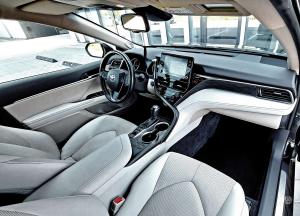 Black Toyota Camry 2023 in Vilnius, with an engine capacity of 2.50 L and mileage of 63 thousand km for 32500 €, photo 21 on AUTOMOTO.COM.LV