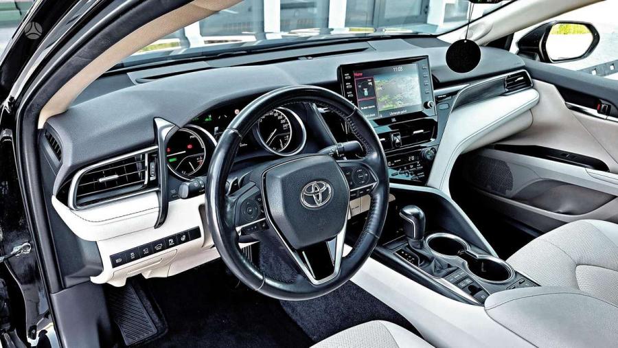 Black Toyota Camry 2023 in Vilnius, with an engine capacity of 2.50 L and mileage of 63 thousand km for 32500 €, photo 23 on AUTOMOTO.COM.LV