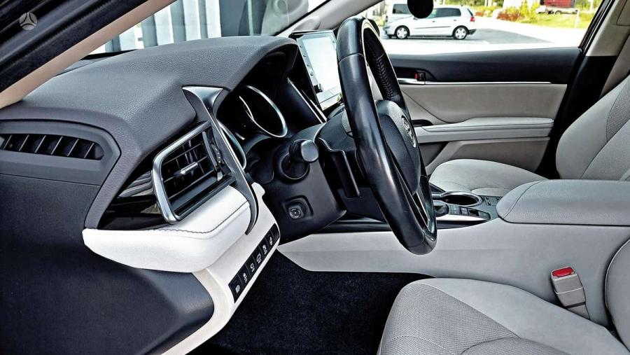Black Toyota Camry 2023 in Vilnius, with an engine capacity of 2.50 L and mileage of 63 thousand km for 32500 €, photo 24 on AUTOMOTO.COM.LV