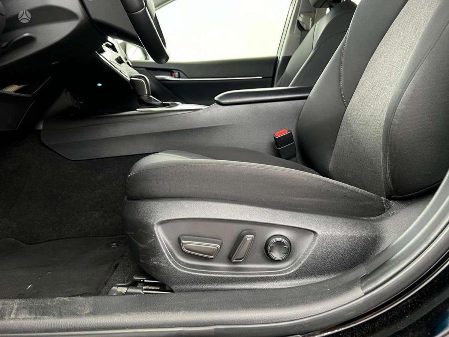 Melns Toyota Camry 2023 Viļņa, ar dzinēja tilpumu 2.49 L un nobraukumu 103 tūkst. km par 26900 €, foto 26 vietnē AUTOMOTO.COM.LV