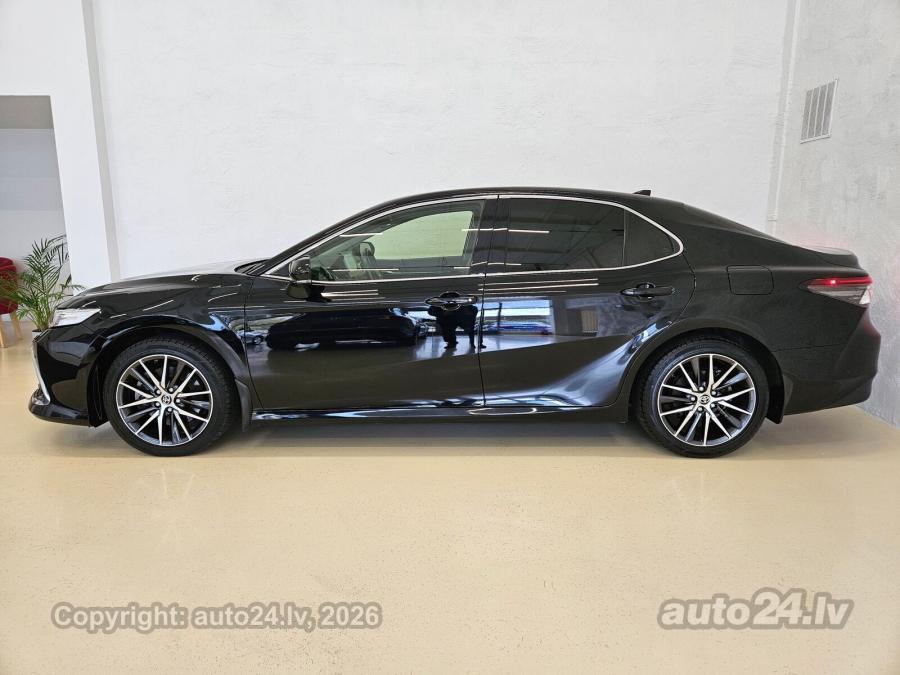 Melns Toyota Camry 2024 Rakvere, ar dzinēja tilpumu 2.49 L un nobraukumu 0 tūkst. km par 36490 €, foto 4 vietnē AUTOMOTO.COM.LV