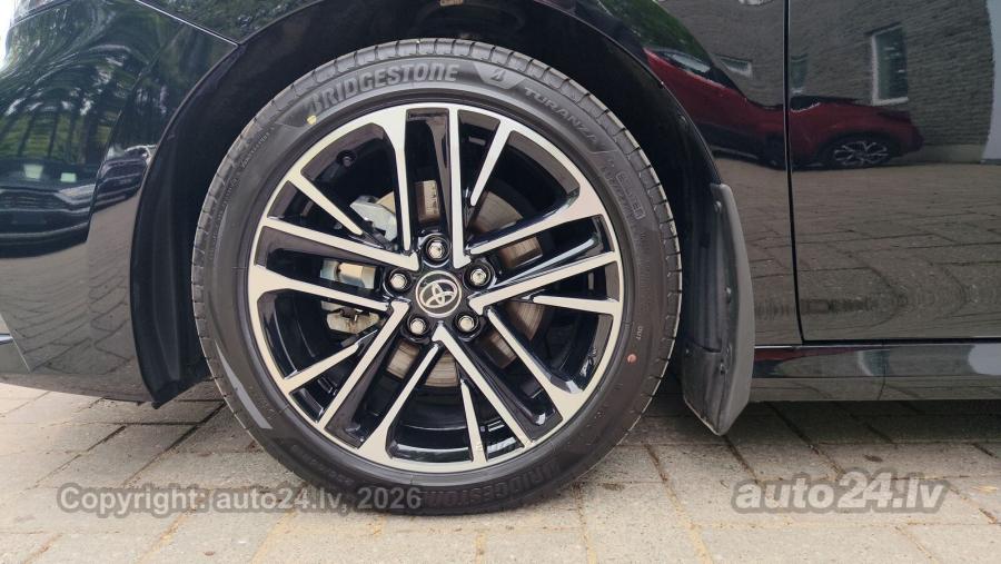 Melns Toyota Camry 2025 Tallina, ar dzinēja tilpumu 2.49 L un nobraukumu 28 tūkst. km par 42995 €, foto 16 vietnē AUTOMOTO.COM.LV