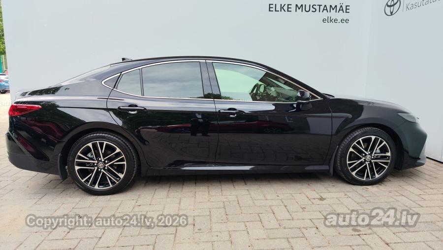 Melns Toyota Camry 2025 Tallina, ar dzinēja tilpumu 2.49 L un nobraukumu 28 tūkst. km par 42995 €, foto 17 vietnē AUTOMOTO.COM.LV
