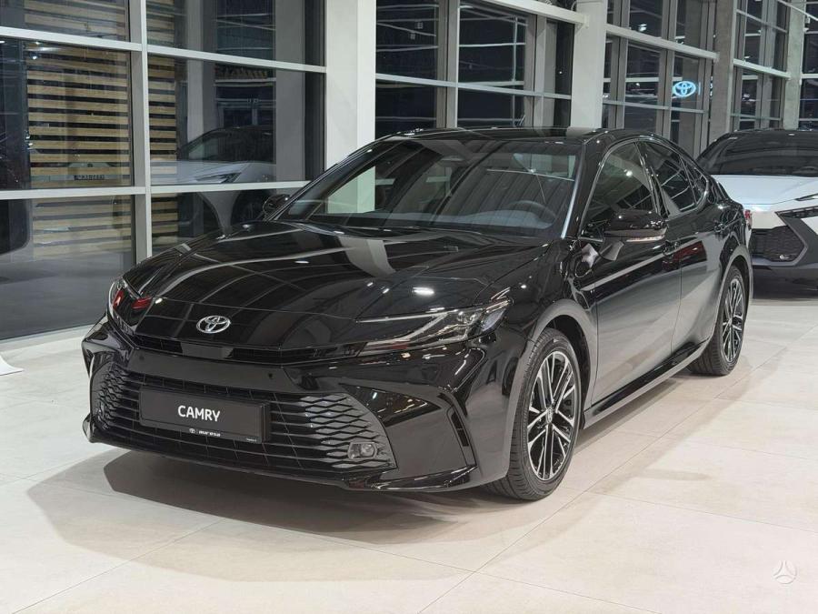 Melns Toyota Camry 2026 Panevēža, ar dzinēja tilpumu 2.49 L un nobraukumu 0 tūkst. km par 39990 €, foto 1 vietnē AUTOMOTO.COM.LV