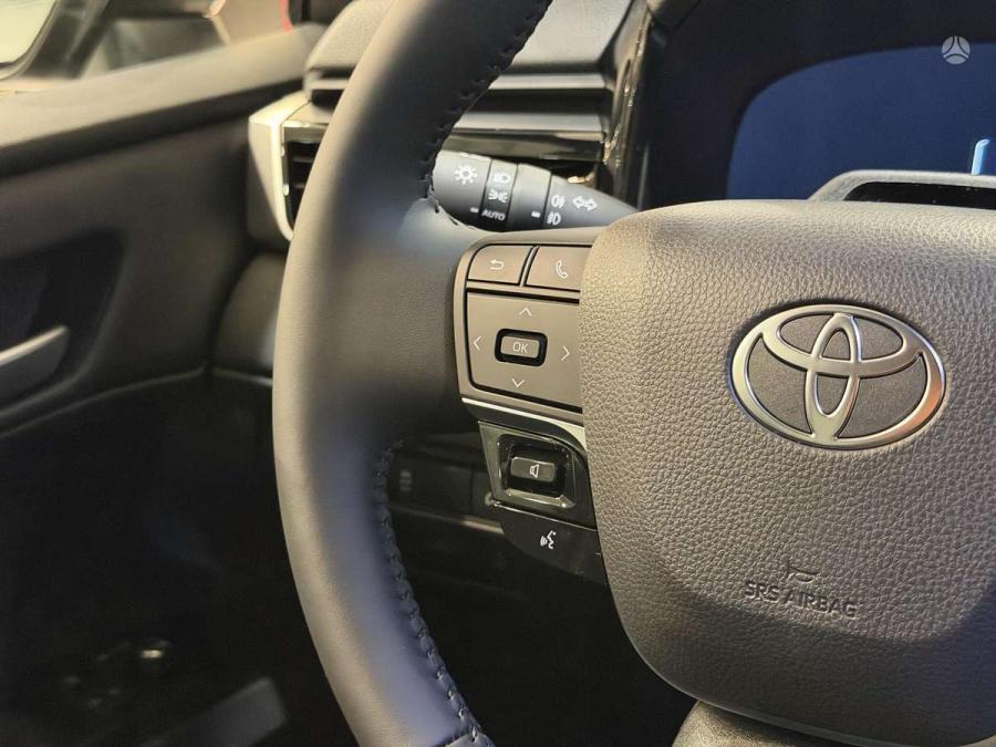 Melns Toyota Camry 2026 Panevēža, ar dzinēja tilpumu 2.49 L un nobraukumu 0 tūkst. km par 39990 €, foto 22 vietnē AUTOMOTO.COM.LV