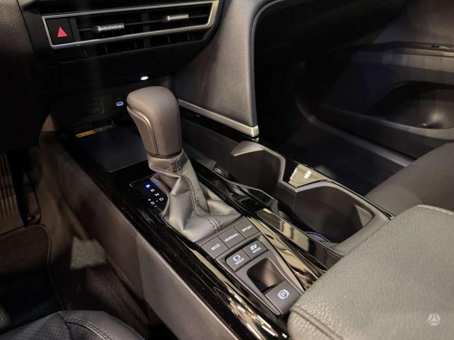Melns Toyota Camry 2026 Panevēža, ar dzinēja tilpumu 2.49 L un nobraukumu 0 tūkst. km par 39990 €, foto 36 vietnē AUTOMOTO.COM.LV