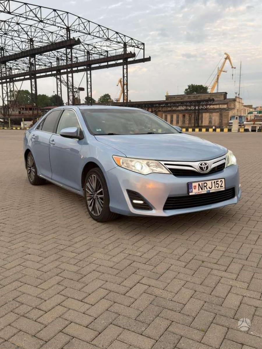 Blue Toyota Camry 2014 in Klaipeda, with an engine capacity of 2.49 L and mileage of 253 thousand km for 10000 €, photo 1 on AUTOMOTO.COM.LV
