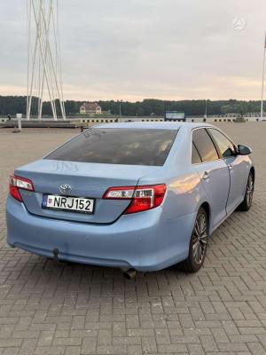 Blue Toyota Camry 2014 in Klaipeda, with an engine capacity of 2.49 L and mileage of 253 thousand km for 10000 €, photo 3 on AUTOMOTO.COM.LV