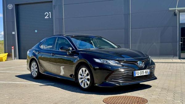 Blue Toyota Camry 2019 in Vilnius, with an engine capacity of 2.49 L and mileage of 249 thousand km for 16990 €, photo 3 on AUTOMOTO.COM.LV