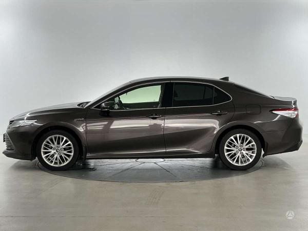 Brown Toyota Camry 2019 in Vilnius, with an engine capacity of 2.50 L and mileage of 120 thousand km for 23900 €, photo 3 on AUTOMOTO.COM.LV