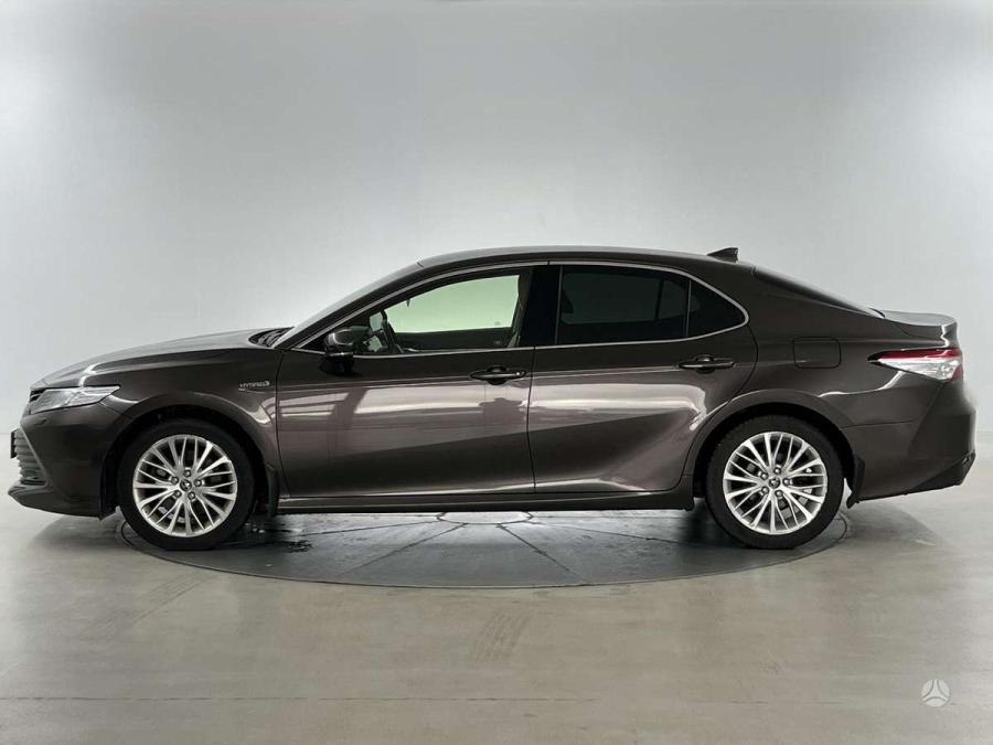Brown Toyota Camry 2019 in Vilnius, with an engine capacity of 2.50 L and mileage of 120 thousand km for 23900 €, photo 4 on AUTOMOTO.COM.LV