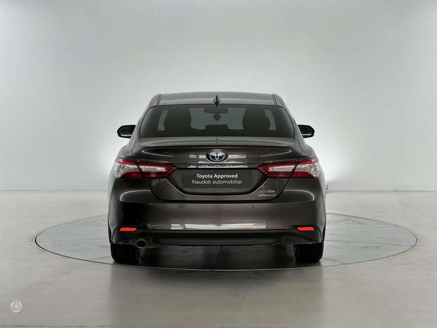 Brown Toyota Camry 2019 in Vilnius, with an engine capacity of 2.50 L and mileage of 120 thousand km for 23900 €, photo 5 on AUTOMOTO.COM.LV