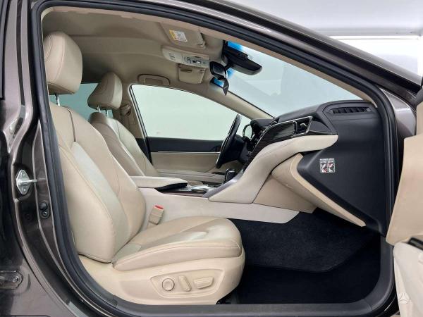 Brown Toyota Camry 2019 in Vilnius, with an engine capacity of 2.50 L and mileage of 120 thousand km for 23900 €, photo 6 on AUTOMOTO.COM.LV