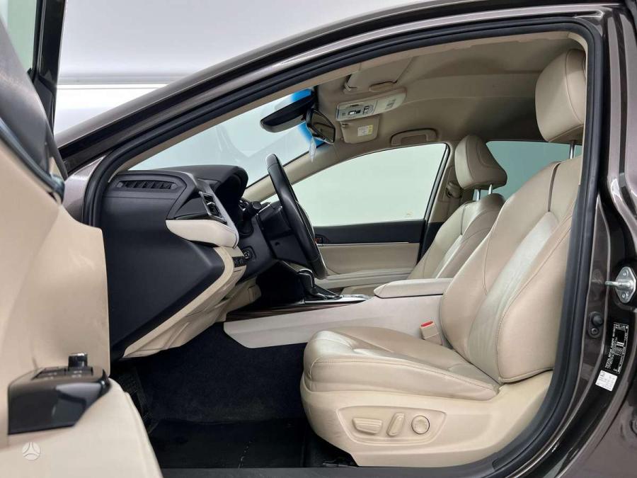 Brown Toyota Camry 2019 in Vilnius, with an engine capacity of 2.50 L and mileage of 120 thousand km for 23900 €, photo 12 on AUTOMOTO.COM.LV