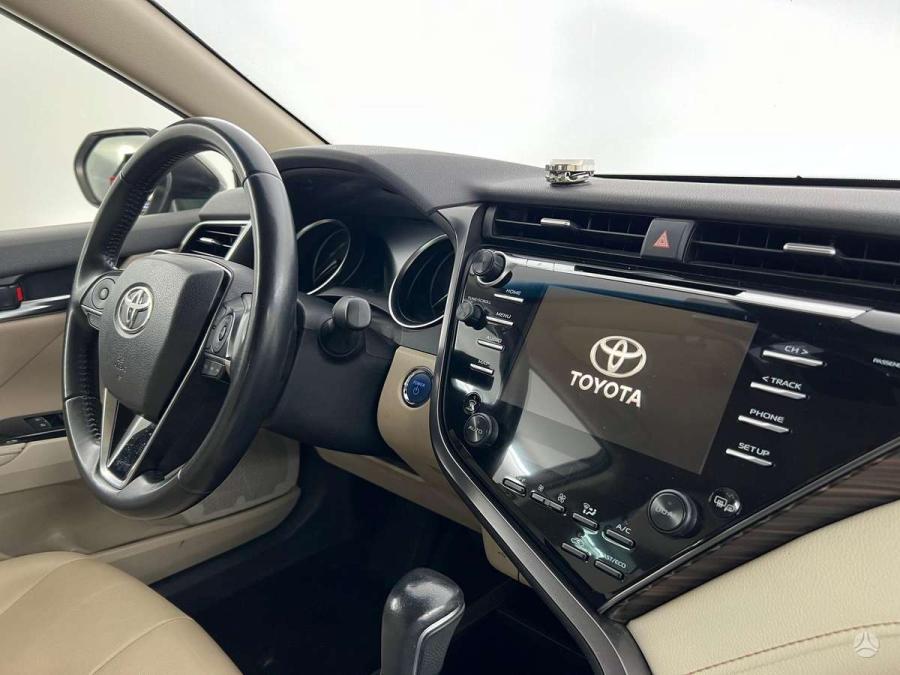 Brown Toyota Camry 2019 in Vilnius, with an engine capacity of 2.50 L and mileage of 120 thousand km for 23900 €, photo 15 on AUTOMOTO.COM.LV