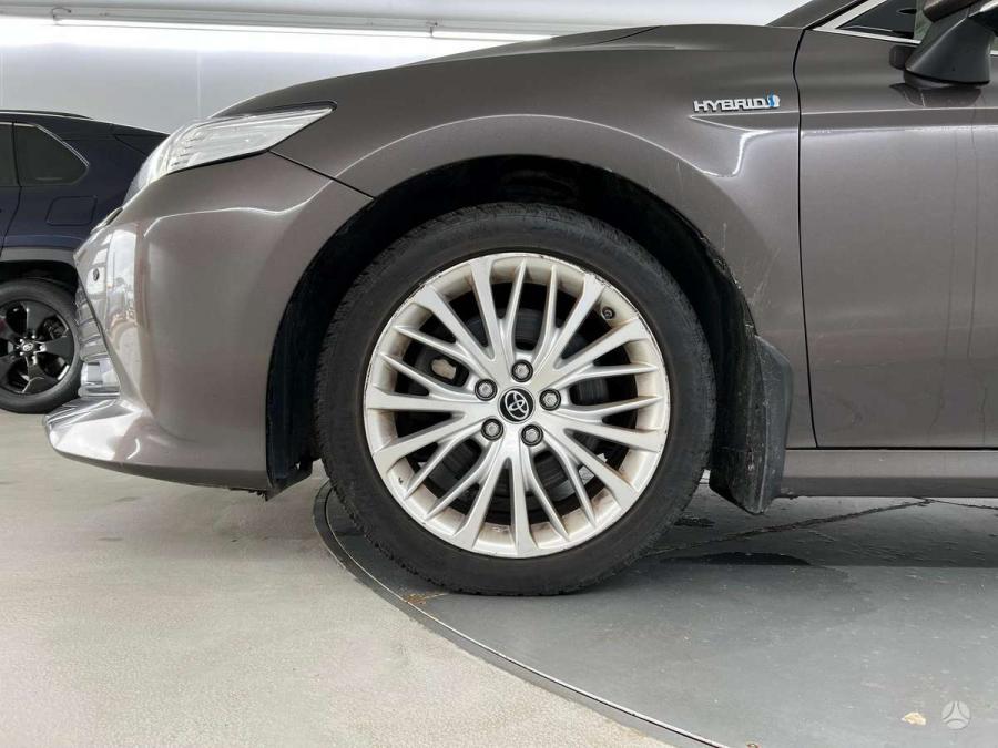 Brown Toyota Camry 2019 in Vilnius, with an engine capacity of 2.50 L and mileage of 120 thousand km for 23900 €, photo 16 on AUTOMOTO.COM.LV