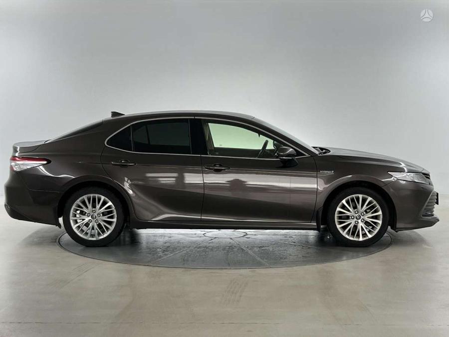 Brown Toyota Camry 2019 in Vilnius, with an engine capacity of 2.50 L and mileage of 120 thousand km for 23900 €, photo 17 on AUTOMOTO.COM.LV