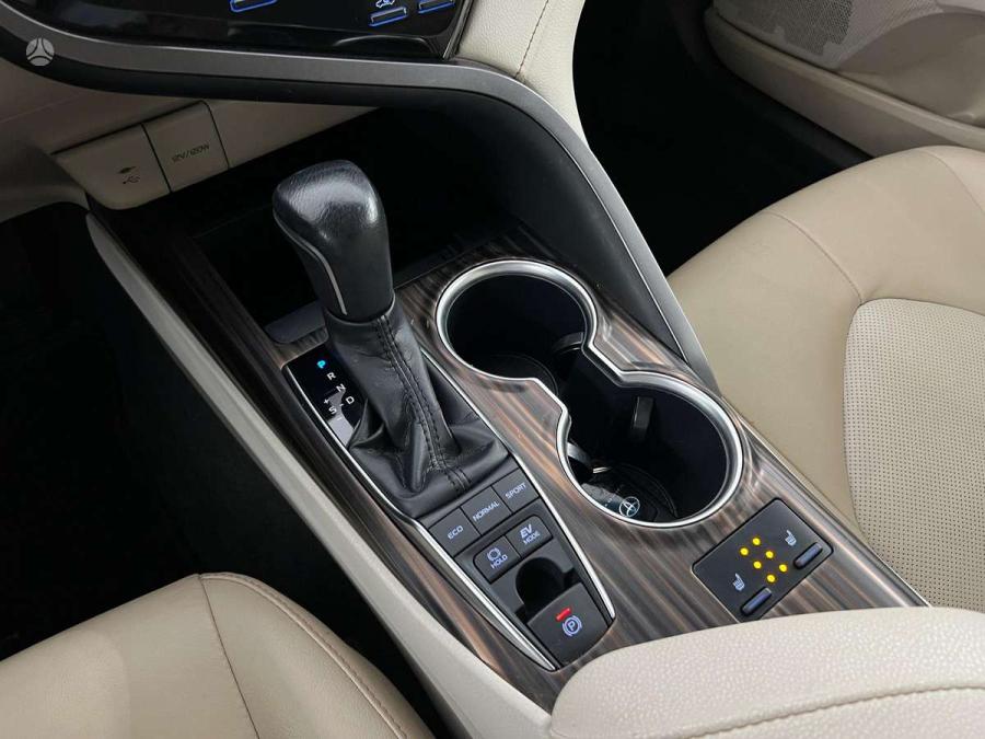 Brown Toyota Camry 2019 in Vilnius, with an engine capacity of 2.50 L and mileage of 120 thousand km for 23900 €, photo 24 on AUTOMOTO.COM.LV