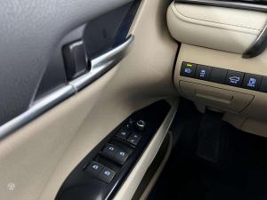 Brown Toyota Camry 2019 in Vilnius, with an engine capacity of 2.50 L and mileage of 120 thousand km for 23900 €, photo 25 on AUTOMOTO.COM.LV