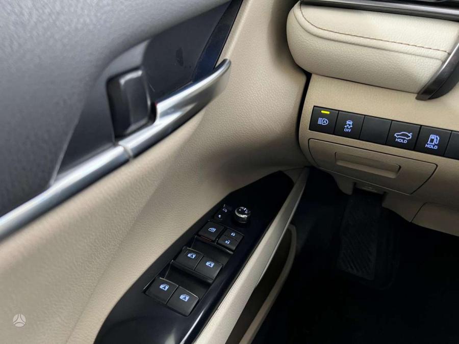 Brown Toyota Camry 2019 in Vilnius, with an engine capacity of 2.50 L and mileage of 120 thousand km for 23900 €, photo 25 on AUTOMOTO.COM.LV