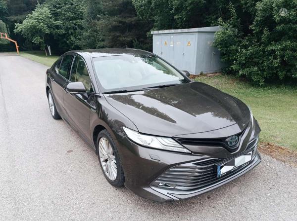 Brown Toyota Camry 2020 in Vilnius, with an engine capacity of 2.49 L and mileage of 59 thousand km for 24500 €, photo 1 on AUTOMOTO.COM.LV