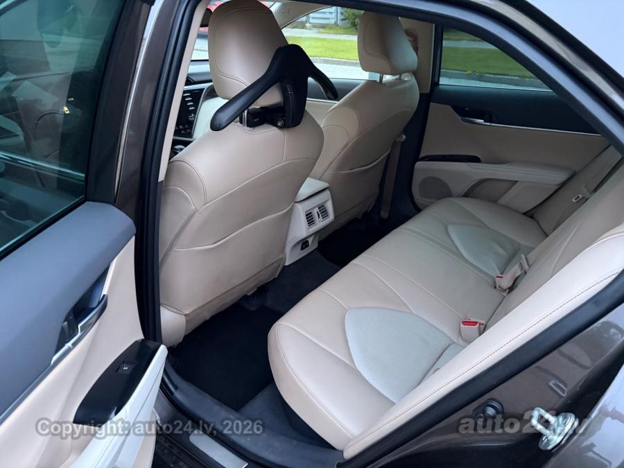 Brown Toyota Camry 2020 in Tallinn, with an engine capacity of 2.50 L and mileage of 223 thousand km for 19500 €, photo 5 on AUTOMOTO.COM.LV