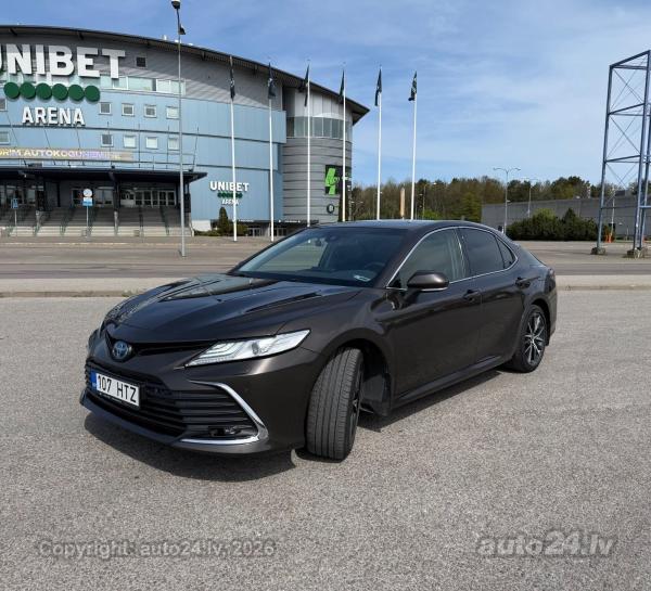 Brūns Toyota Camry 2021 Tallina, ar dzinēja tilpumu 2.50 L un nobraukumu 141 tūkst. km par 23500 €, foto 1 vietnē AUTOMOTO.COM.LV