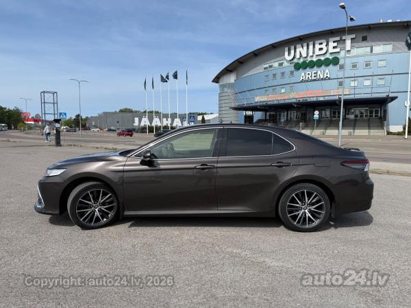 Brūns Toyota Camry 2021 Tallina, ar dzinēja tilpumu 2.50 L un nobraukumu 141 tūkst. km par 23500 €, foto 4 vietnē AUTOMOTO.COM.LV