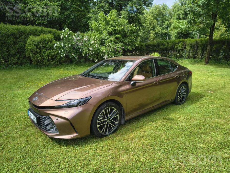 Brown Toyota Camry 2025 in Riga, with an engine capacity of 2.50 L and mileage of 23 thousand km for 39000 €, photo 3 on AUTOMOTO.COM.LV