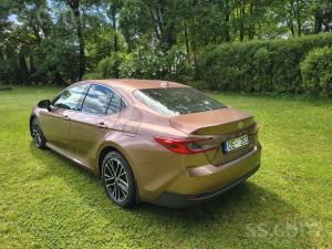 Brown Toyota Camry 2025 in Riga, with an engine capacity of 2.50 L and mileage of 23 thousand km for 39000 €, photo 5 on AUTOMOTO.COM.LV
